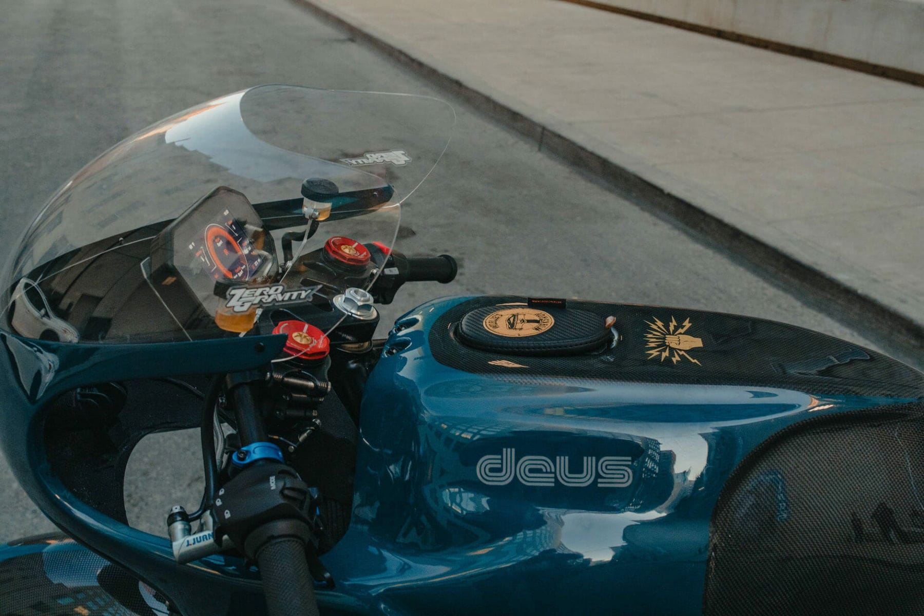 Deus Ex Machina baut Elektromotorrad zu Cafe Racer um - Motorcycles ...