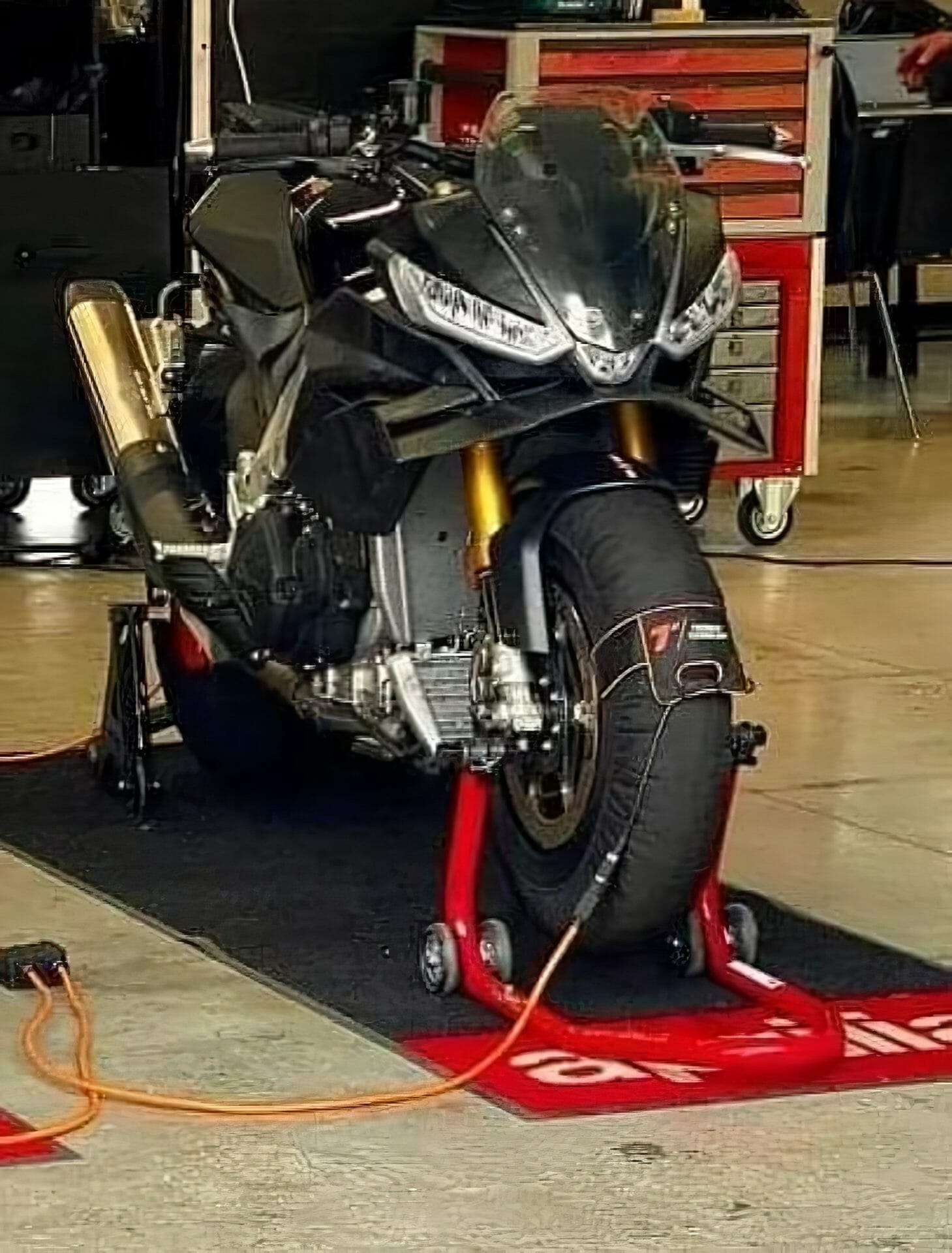 Aprilia RSV4 and Tuono V4 2024: MotoGP innovations conquer the road ...
